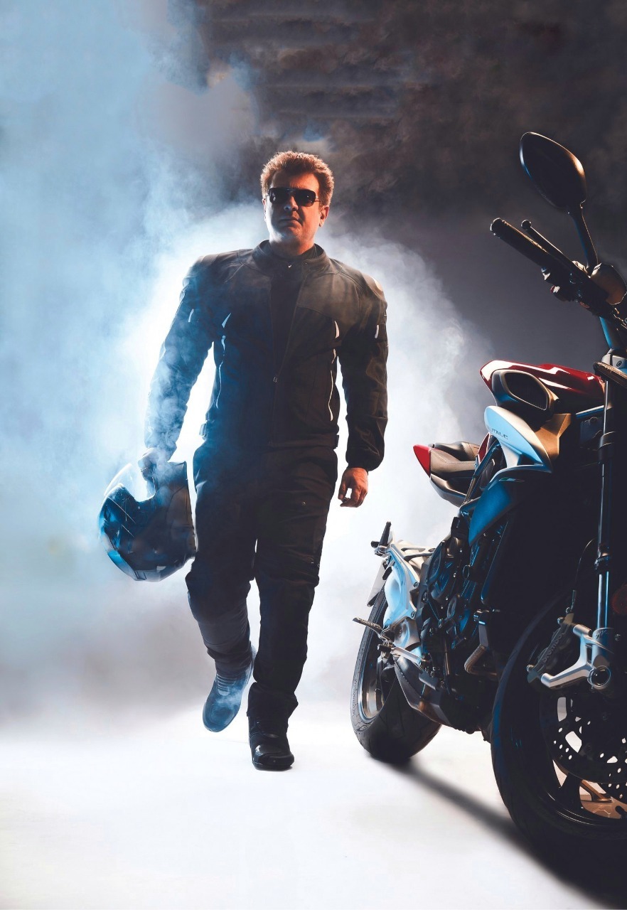 PHOTOS : ஸ்டன்னிங் பைக்.. ஸ்டைலான தல ..நடிகர் அஜித் கூல் போட்டோஸ் இதோ ...