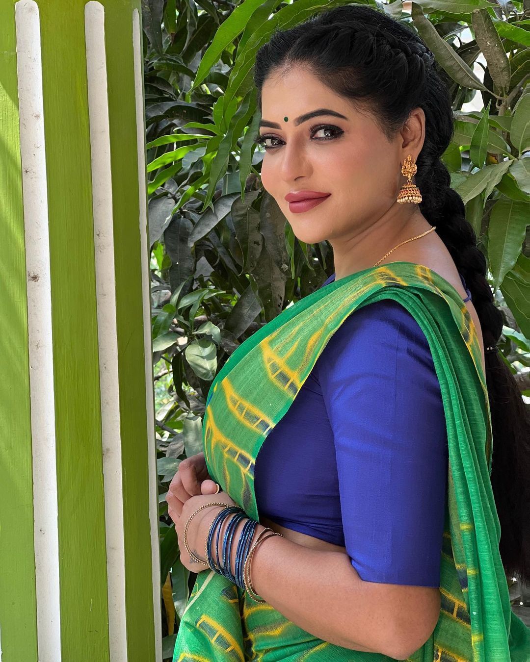 PHOTOS : பச்சை ப்ளூ காம்பினேஷன் ப்பா.. ஆளை மயக்கும் சூப்பர் போஸில் ...