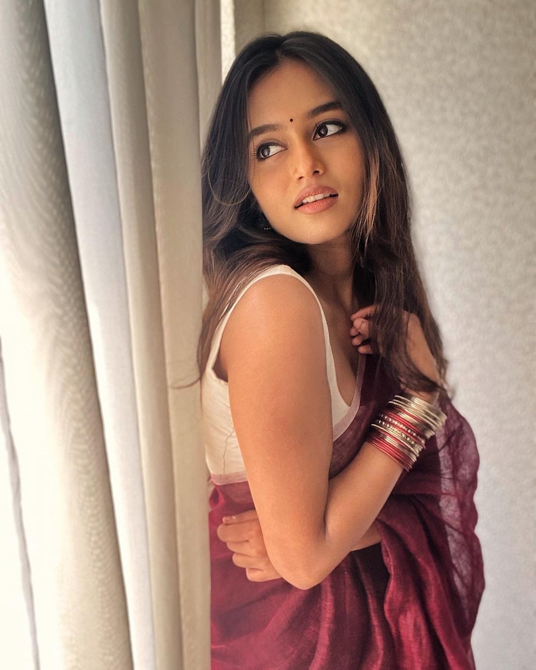 PHOTOS : அட அட.. வெட்கத்தில் நகம் கடிக்கும் நீத்து வாசுதேவன் ...