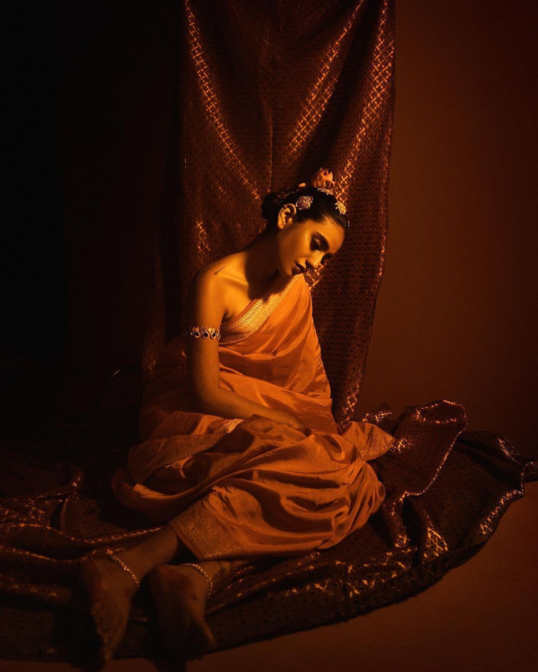 PHOTOS : அடடே.. என்ன இப்படி மாறிட்டீங்க ? அந்த காலத்துக்கே சென்ற பிரியா ...