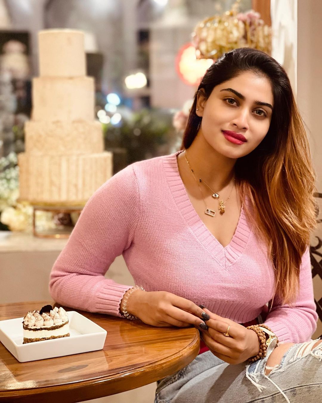 PHOTOS : அடேங்கப்பா என்ன ஒரு லுக்.. பார்வையாலே ரசிகர்களை வசியம் ...