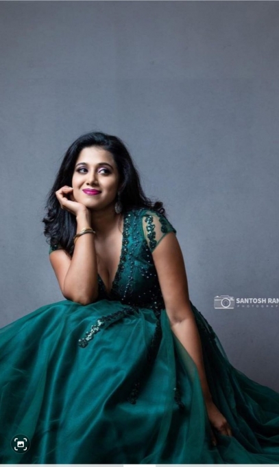 PHOTOS : ப்பா.. கிரீன் கலர் கவுனில் அசத்தல் போஸ் கொடுக்கும் ஷில்பா மஞ்சுநாத்..நச் போட்டோஸ் இதோ ...