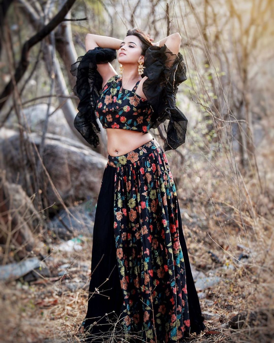 PHOTOS : ப்பா..பிளாக் டிரஸ்ஸில் அசத்தலாக போஸ் கொடுக்கும் பூஜிதா பொன்னடா ...