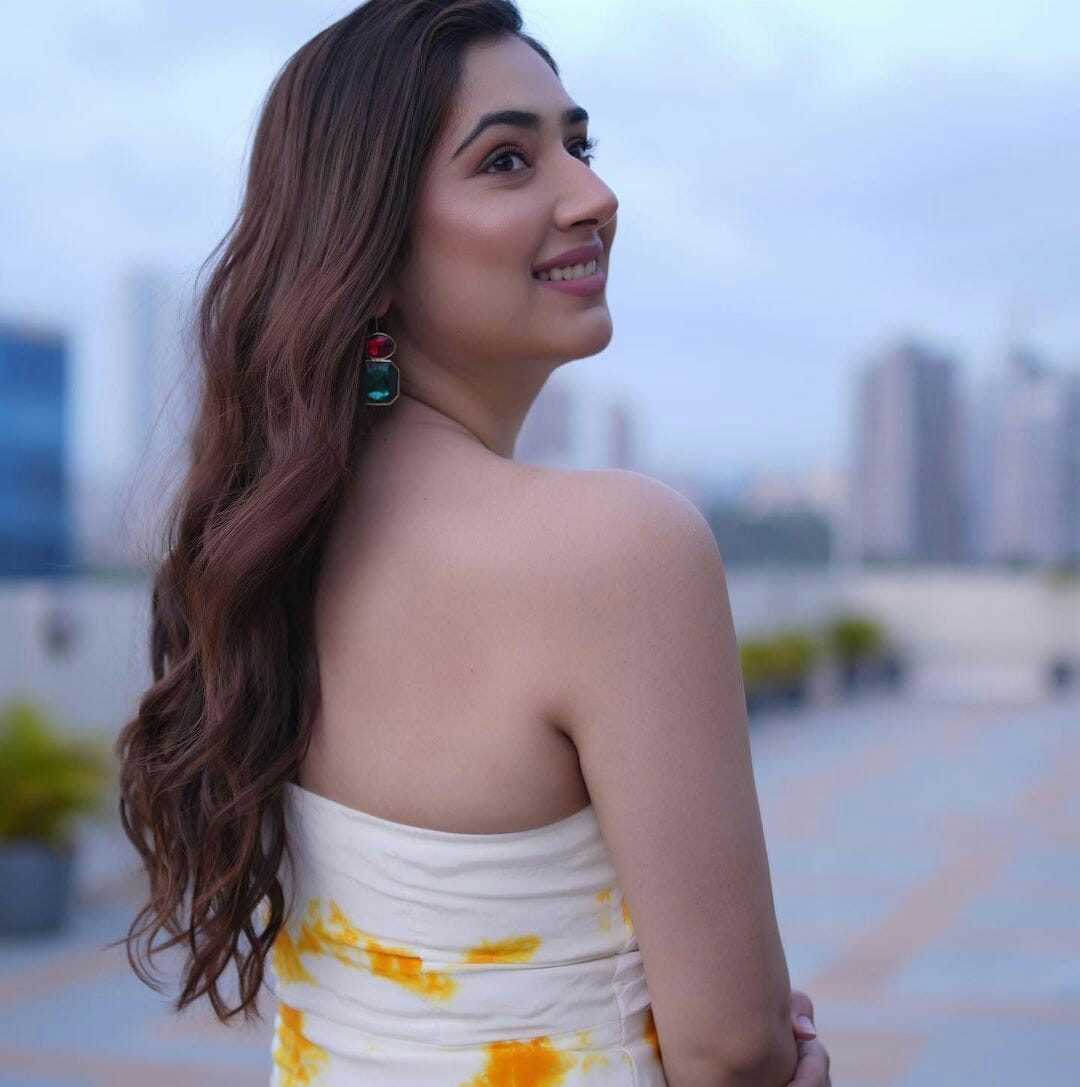 বাস্তব জীবনেও দিশা বেশ গ্ল্যামারাস, তার শেয়ার করা ফটোতে নজর আটকে থাকে ...