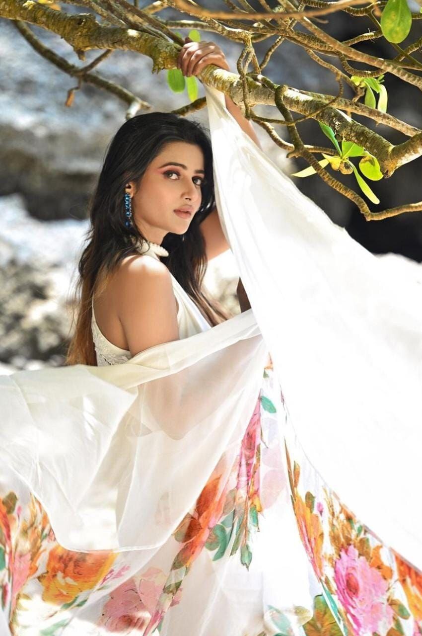 ইনস্টাগ্রামে সাদা পোশাকে নজর কাড়লেন টলি অভিনেত্রী ঊষসী রায় | Tolly ...