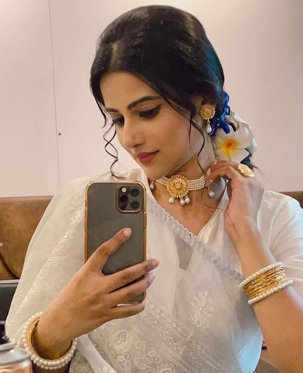 ইনস্টাগ্রামে সাদা পোশাকে নজর কাড়লেন টলি অভিনেত্রী ঊষসী রায় | Tolly ...