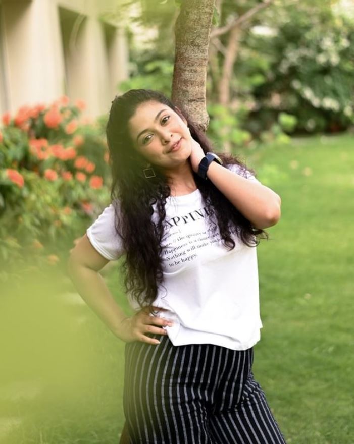 সাদার মায়ায় অভিনেত্রী পায়েল দে | Actress Payal Dey in White dress ...