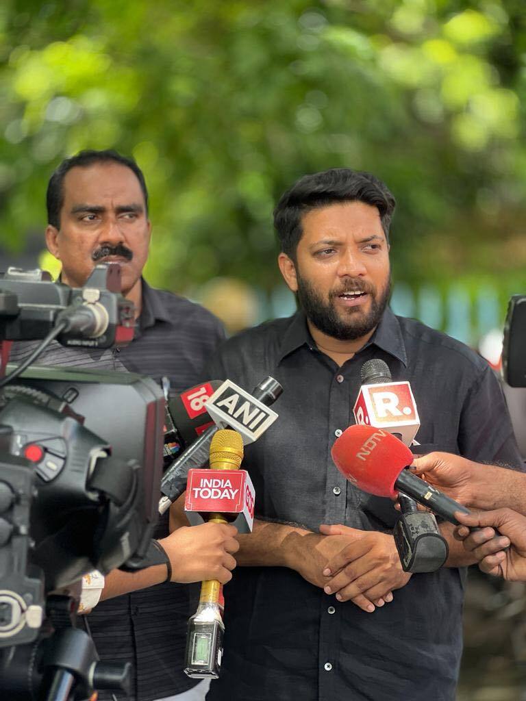 congress mla protest at kerala assembly, photos | ആര്‍ത്തിരമ്പി ...