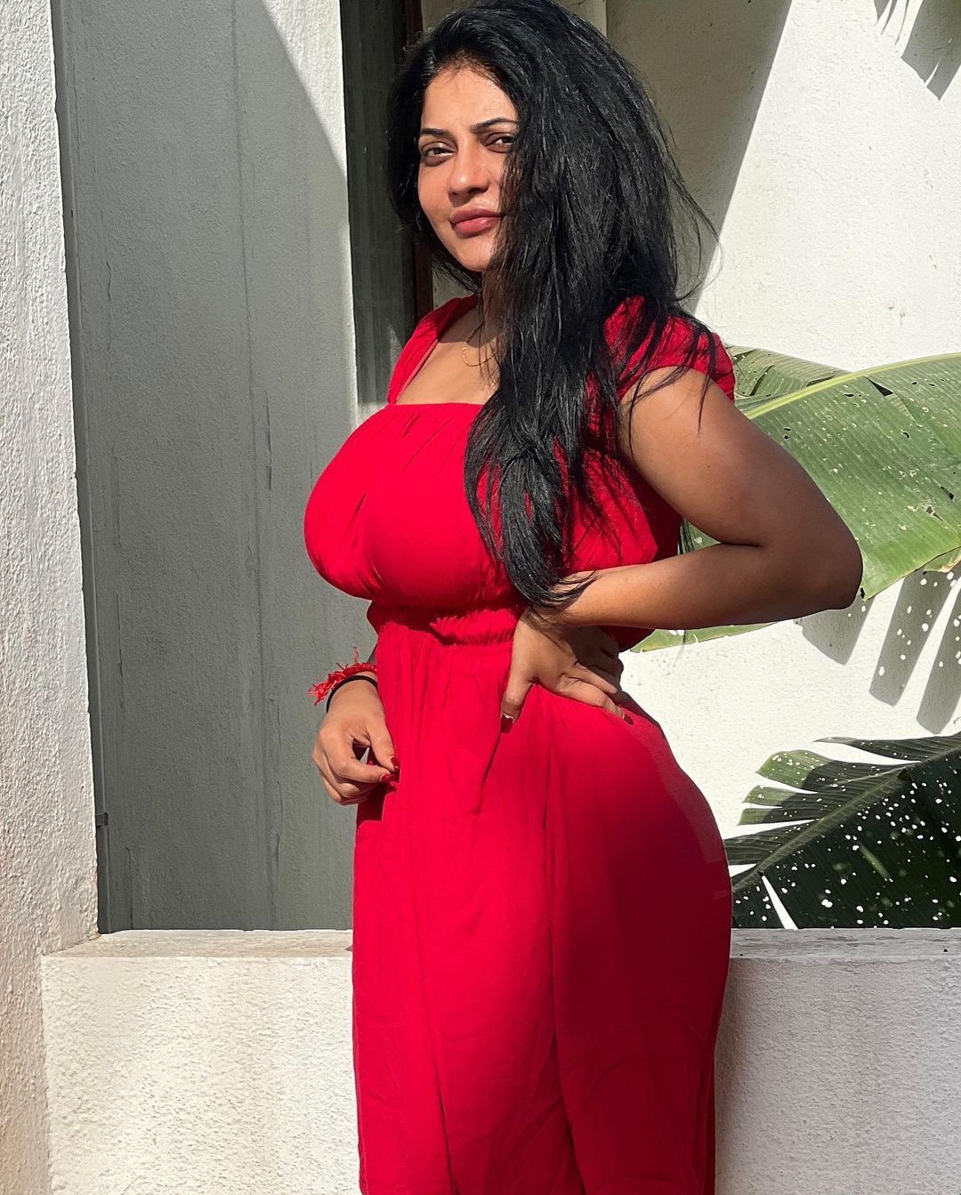 PHOTOS : ரெட் கலர் குட்டை உடையில் ப்பா.. சைடு போஸில் ஆளை மயக்கும் ...