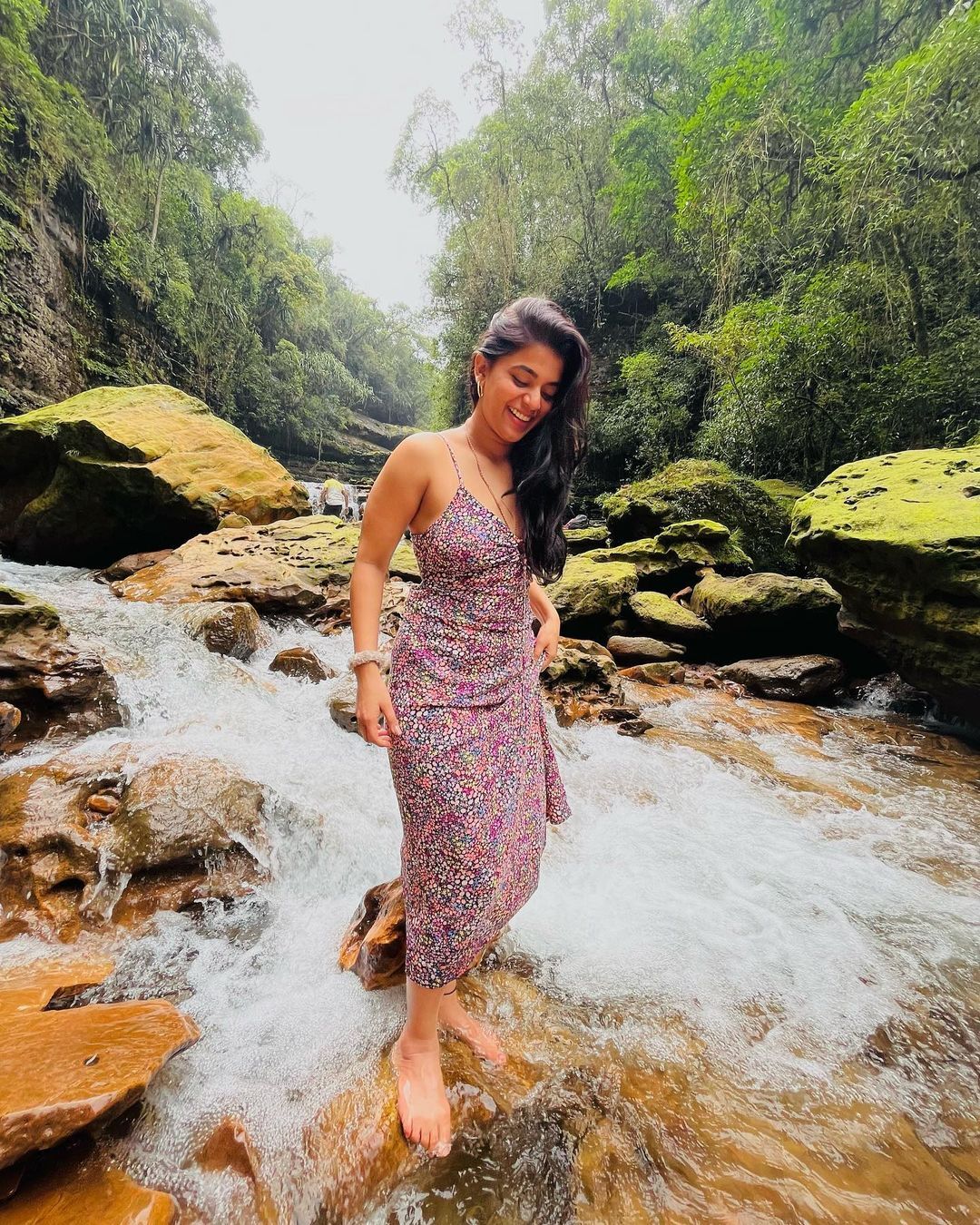 PHOTOS : வாவ்.. நீர்வீழ்ச்சியில் குதித்து விளையாடும் யாமினி பாஸ்கர் ...