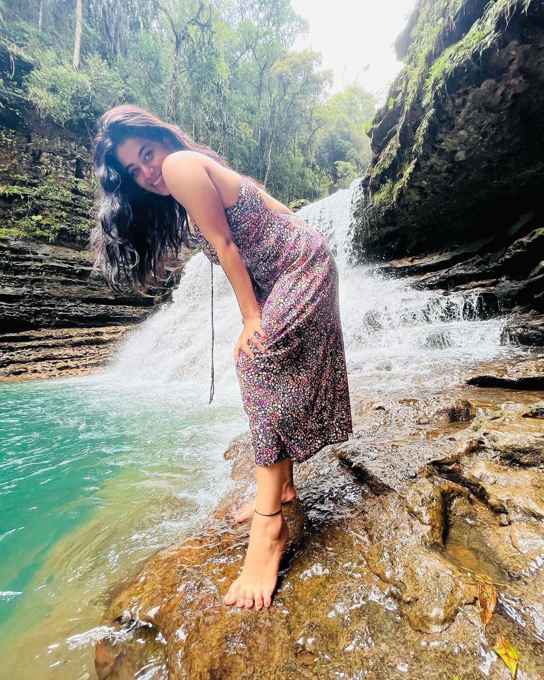 PHOTOS : வாவ்.. நீர்வீழ்ச்சியில் குதித்து விளையாடும் யாமினி பாஸ்கர் ...