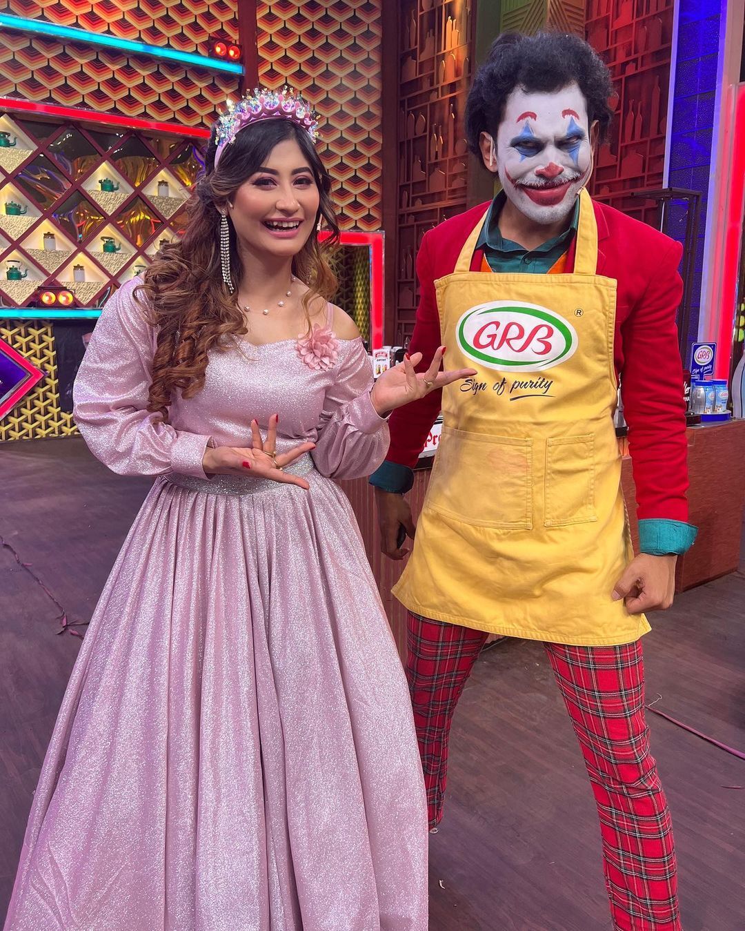 PHOTOS : குக் வித் கோமாளி செட்டில் அட்ராசிட்டி செய்யும் சுனிதா ...