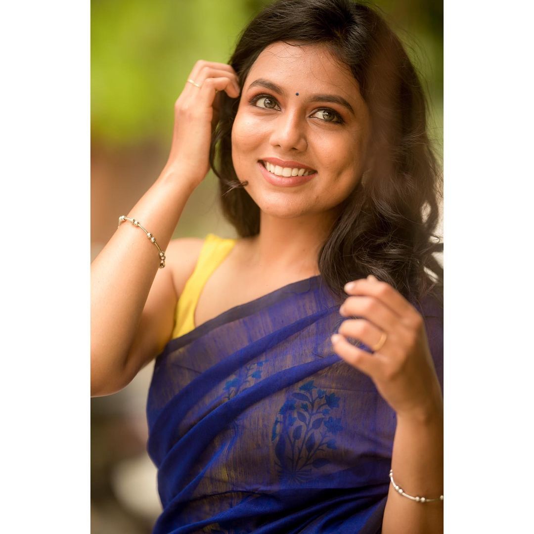 PHOTOS : வாவ்..புடவையில் ஆளை மயக்கும் வீஜே தாரா..வசிகரிக்கும் கலக்கல் ...