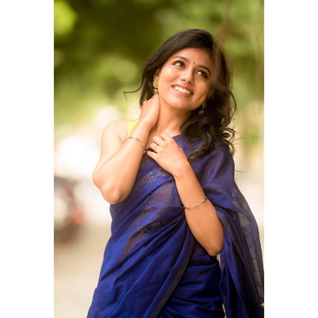 PHOTOS : வாவ்..புடவையில் ஆளை மயக்கும் வீஜே தாரா..வசிகரிக்கும் கலக்கல் ...