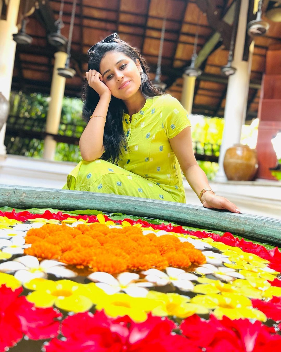 PHOTOS : ஆஹா.. பூக்களோடு பூவாக மாறிய ரித்திகா.. ரசிகர்களை மயங்க ...