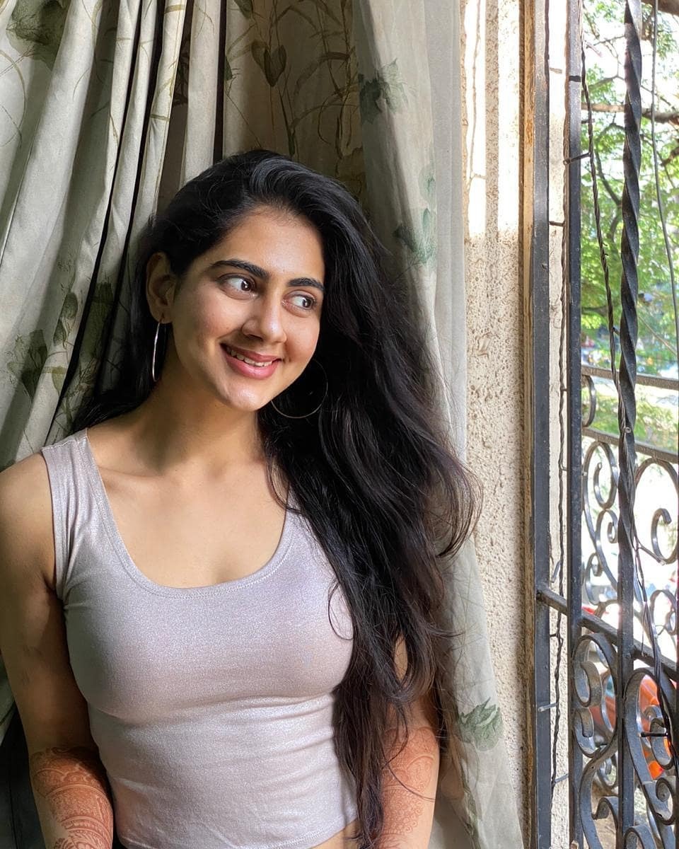 PHOTOS : வாவ்.. டைட் டி-ஷிர்டில் கலக்கல் போஸ் கொடுக்கும் கெஹ்னா சிப்பி ...