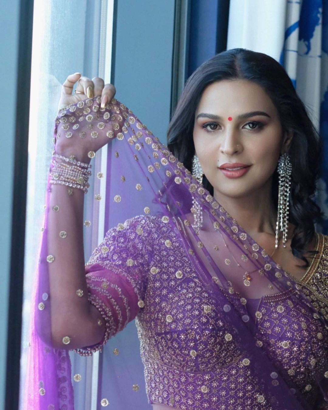 PHOTOS : அப்பப்பா.. மின்னும் உடையில் ஜொலிக்கும் நமிதா மாரிமுத்து ...