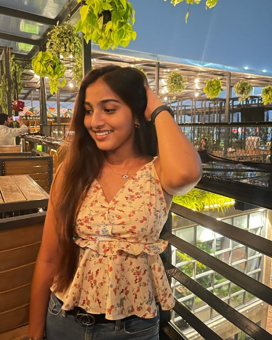 PHOTOS : வாவ்.. தலை சாய்த்து கேமராவை குறுகுறுவென பார்க்கும் கந்தக் ...