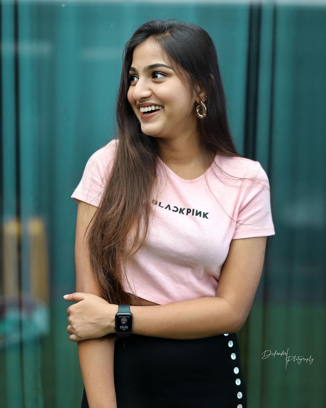 PHOTOS : வாவ்.. தலை சாய்த்து கேமராவை குறுகுறுவென பார்க்கும் கந்தக் ...