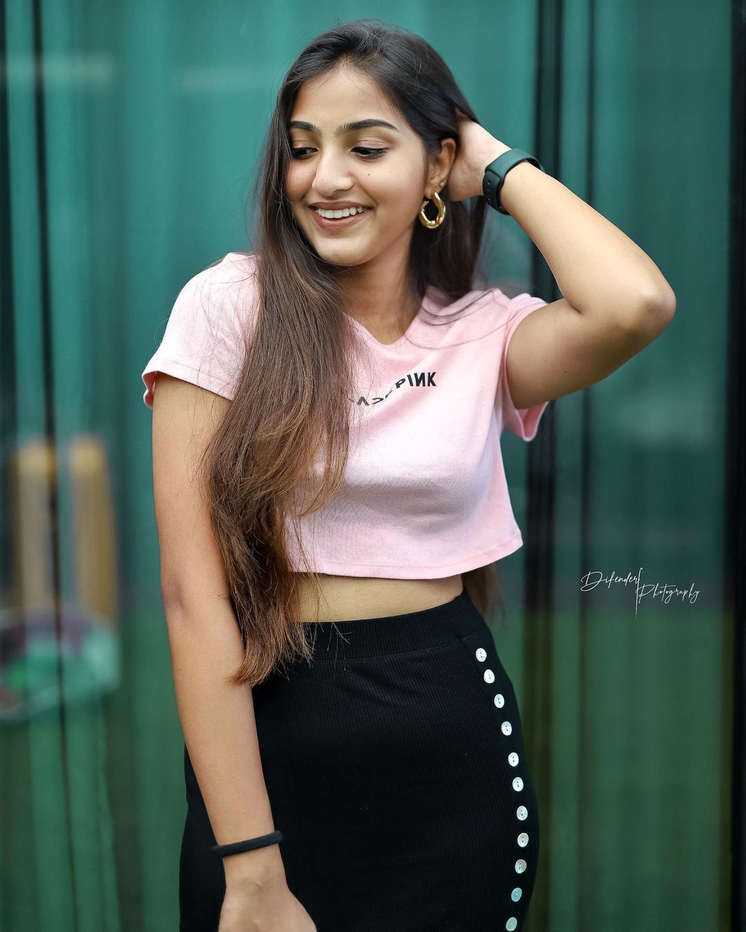 PHOTOS : வாவ்.. தலை சாய்த்து கேமராவை குறுகுறுவென பார்க்கும் கந்தக் ...