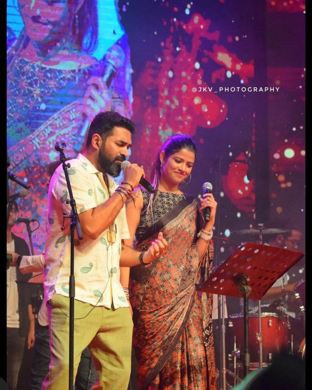 വേദിയിലും കൈകോര്‍ത്ത്...; ഒരുമിച്ച് പാടിയും ആടിയും ഗോപി സുന്ദറും ...