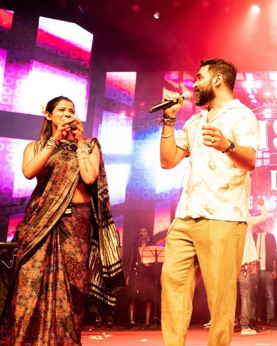 വേദിയിലും കൈകോര്‍ത്ത്...; ഒരുമിച്ച് പാടിയും ആടിയും ഗോപി സുന്ദറും ...