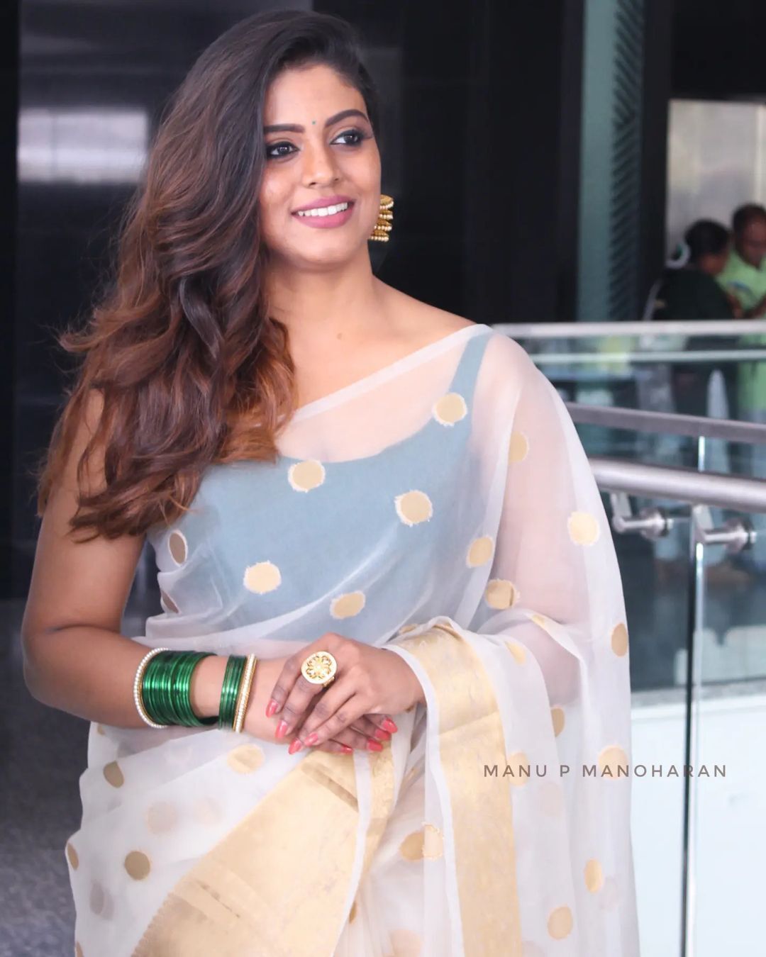 ഇത് ഇനിയ തന്നെയോ ലുക്കൊക്കെ മാറ്റിയോ... നടിയുടെ പുതിയ സാരി ലുക്ക് വൈറ ...