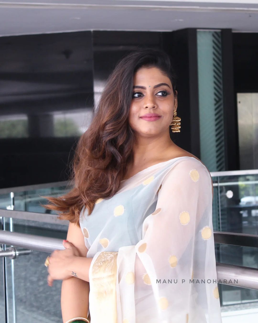 ഇത് ഇനിയ തന്നെയോ ലുക്കൊക്കെ മാറ്റിയോ... നടിയുടെ പുതിയ സാരി ലുക്ക് വൈറ ...