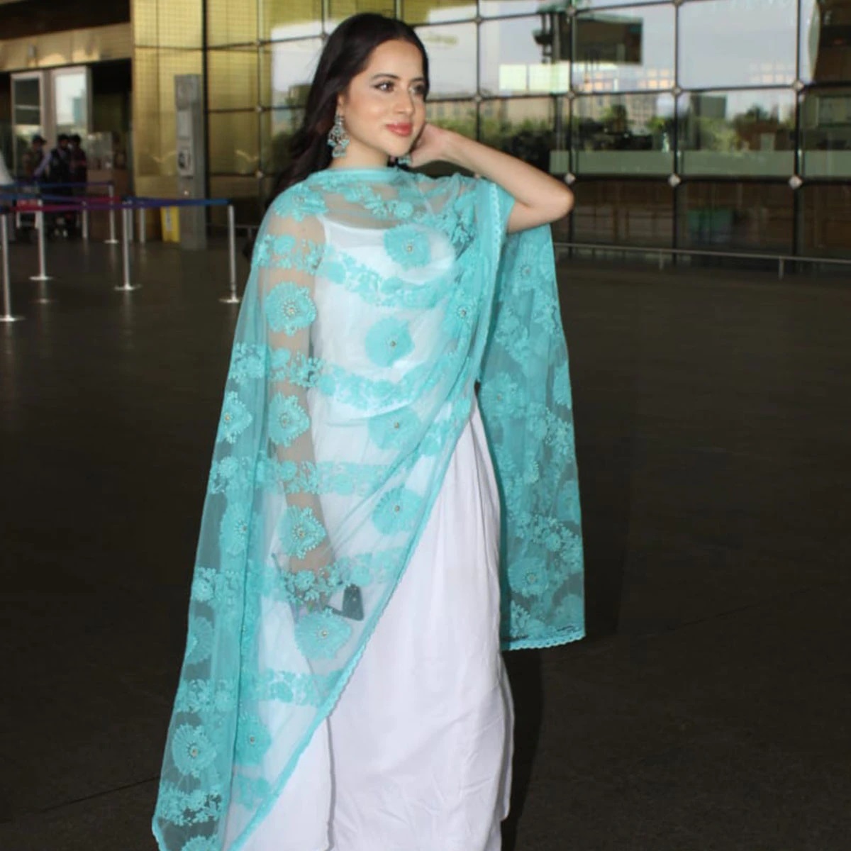 Urfi Javed Photos: उर्फी जावेद ट्रेडिशनल लुक, सफेद सूट और नीले दुपट्टे ...