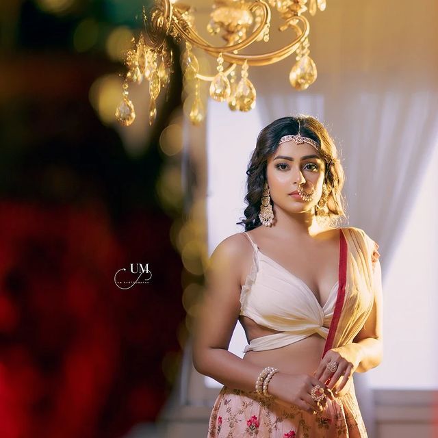 మోక్ష సమ్మోహనపరిచే అందాలు | actress Mokksha sizzling photos - Oneindia Telugu