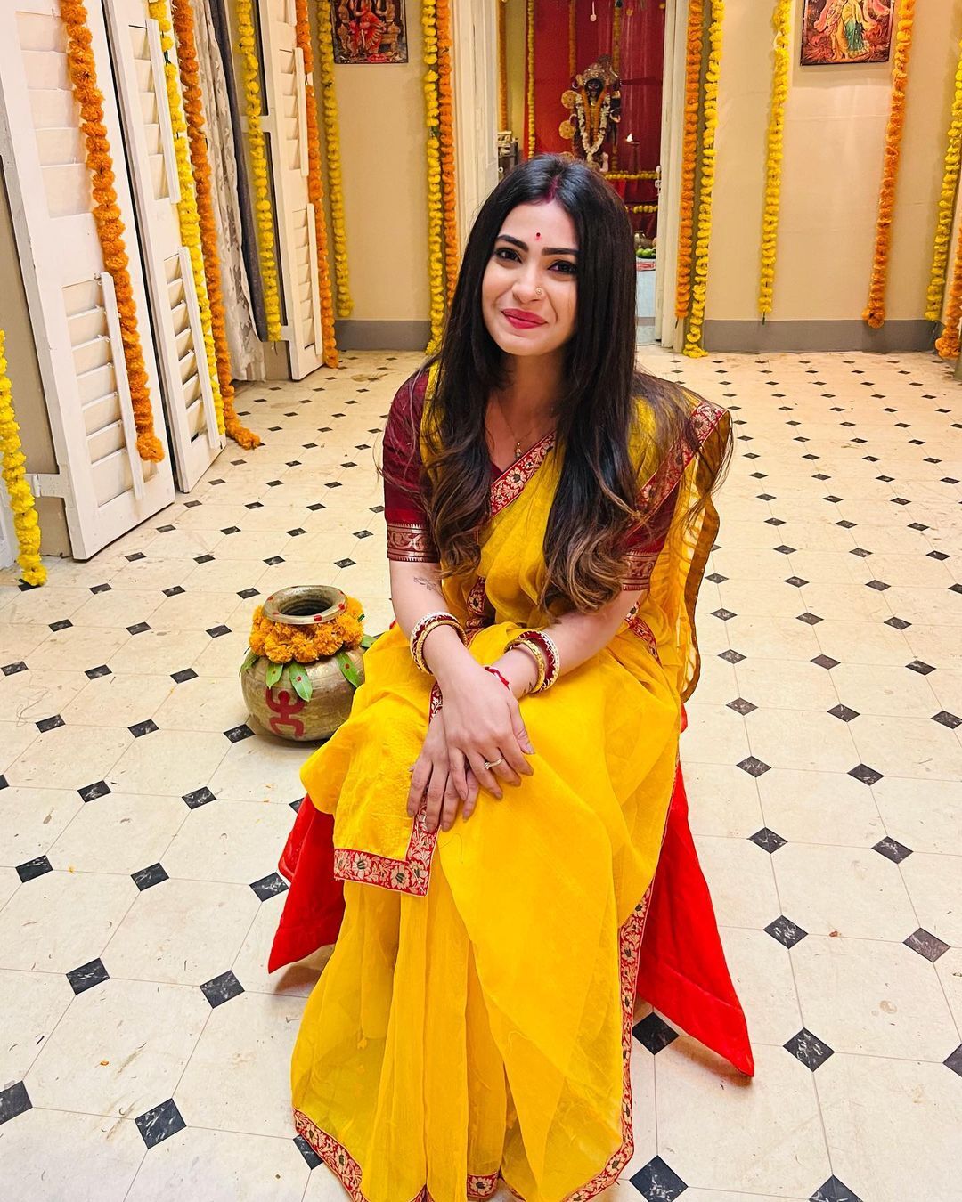 হলুদ শাড়িতে ‘অপরূপা’ লাগছে জ্যাসমিনকে, ছবি দেখে মোহিত হচ্ছেন ভক্তরা ...