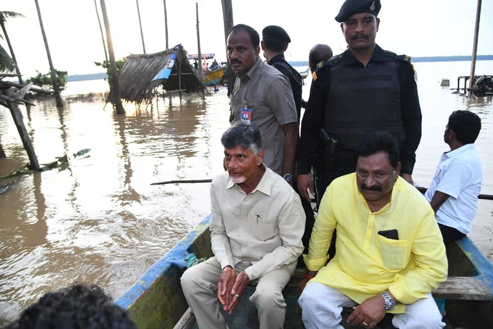 గోదావరి వరద ప్రభావిత ప్రాంతాల్లో చంద్రబాబు పర్యటన | Chandrababu Naidu visit Godavari flood ...