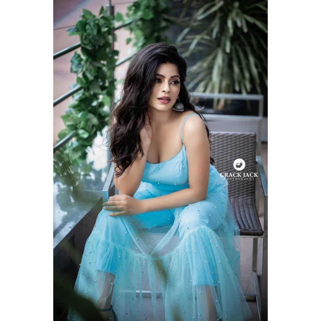 PHOTOS : டைட் ஷர்டில் ஷோஃபாவில் அப்படியொரு போஸ்.. விஜே பவித்ராவின் ...