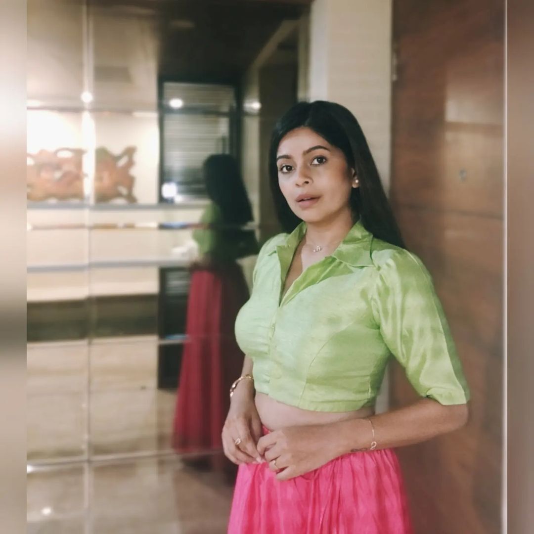 PHOTOS : டைட் ஷர்டில் ஷோஃபாவில் அப்படியொரு போஸ்.. விஜே பவித்ராவின் ...
