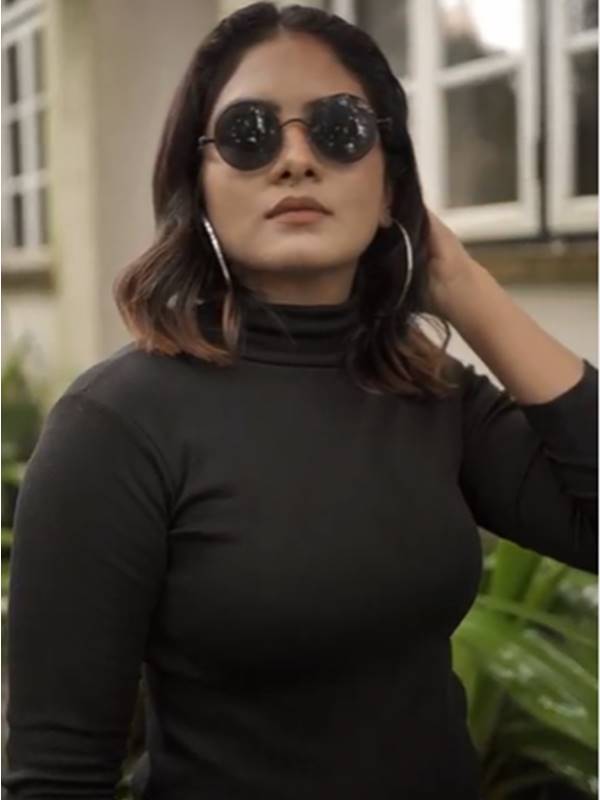 Actress Gayathri Arun New Simple And Stylish Clicks In Black Color ...