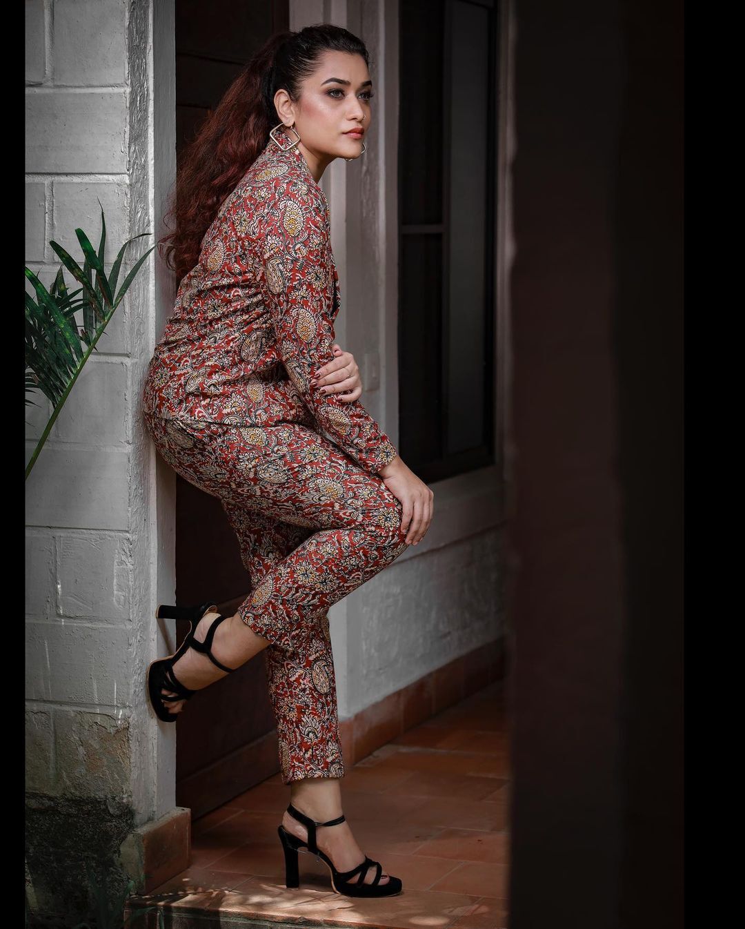 Actress Parvathy R Krishna New Stylish And Bold Look Viral ...