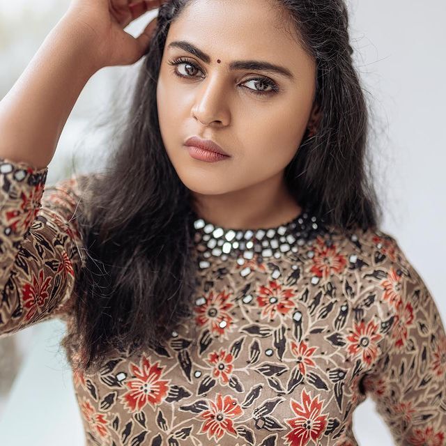 Actress vincy sony aloshious latest photos goes viral | 'സിംപ്ലി ...