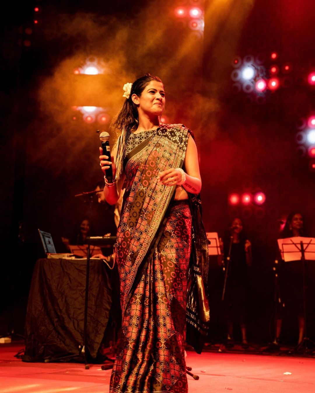 ഹലോ നിങ്ങള്‍ അന്വേഷിക്കുന്ന ഞാന്‍ ഇവിടെയുണ്ട്..പുതിയ ചിത്രവുമായി അമൃത ...