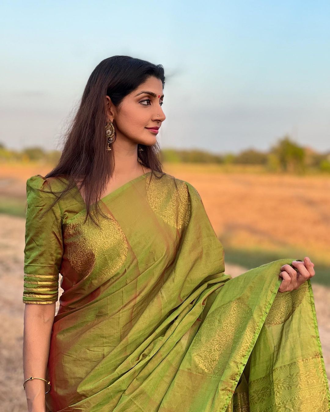 Evergreen Actress In Malayalam Industry Divya Unni New Stunning Stills ...