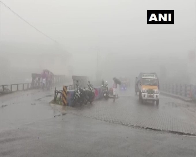 Fog Envelops At Munnar Hill Station In Idukki, Kerala Photos: HD Images ...