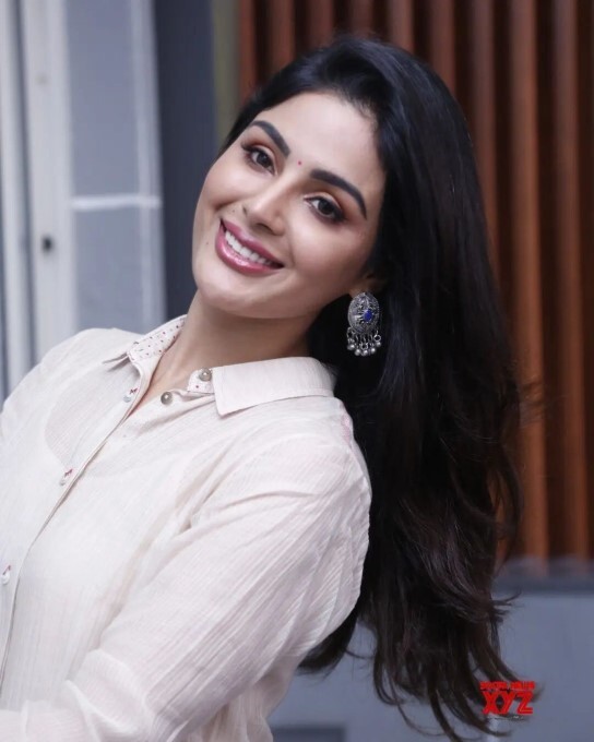 Mollywood Actress Samyuktha Menon Latest Photos Photos: HD Images ...