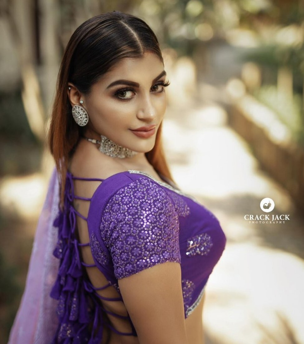 PHOTOS : அட.. நம்ம யாஷிகாவா இது? டைட்டான பிளாக் ட்ரெஸ்ஸில் மியாவுக்கே ...