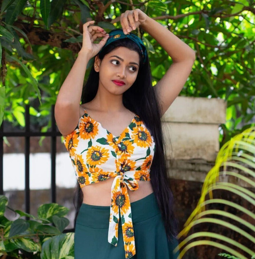 PHOTOS : வெள்ளை சுடிதாரில் தனன்யா..! ஆளை மயக்கும் லுக்.. லேட்டஸ்ட் ...