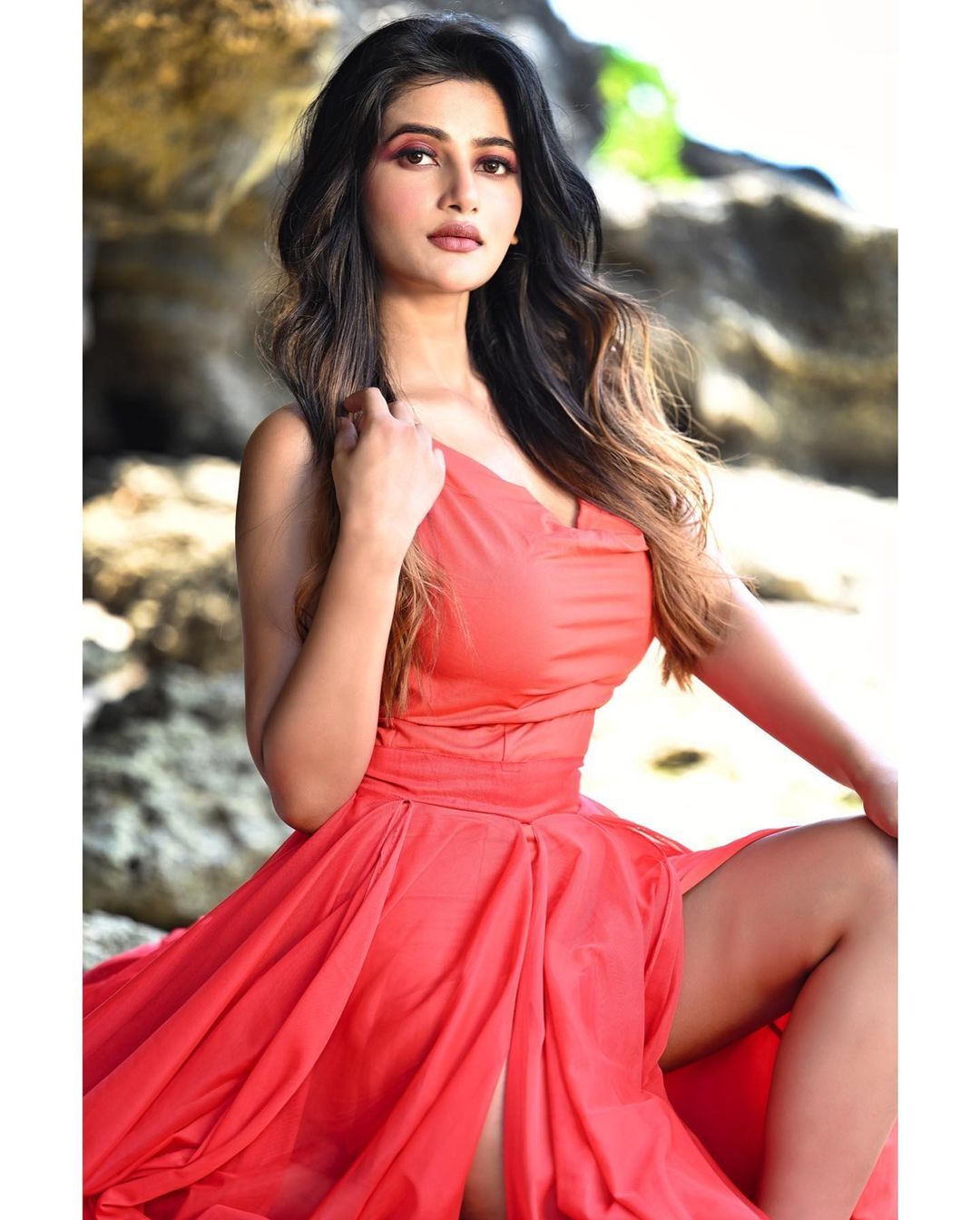 PHOTOS : பிகினியில் ஸ்டைலாக போஸ் கொடுக்கும் உஷாஸி ராய் ...