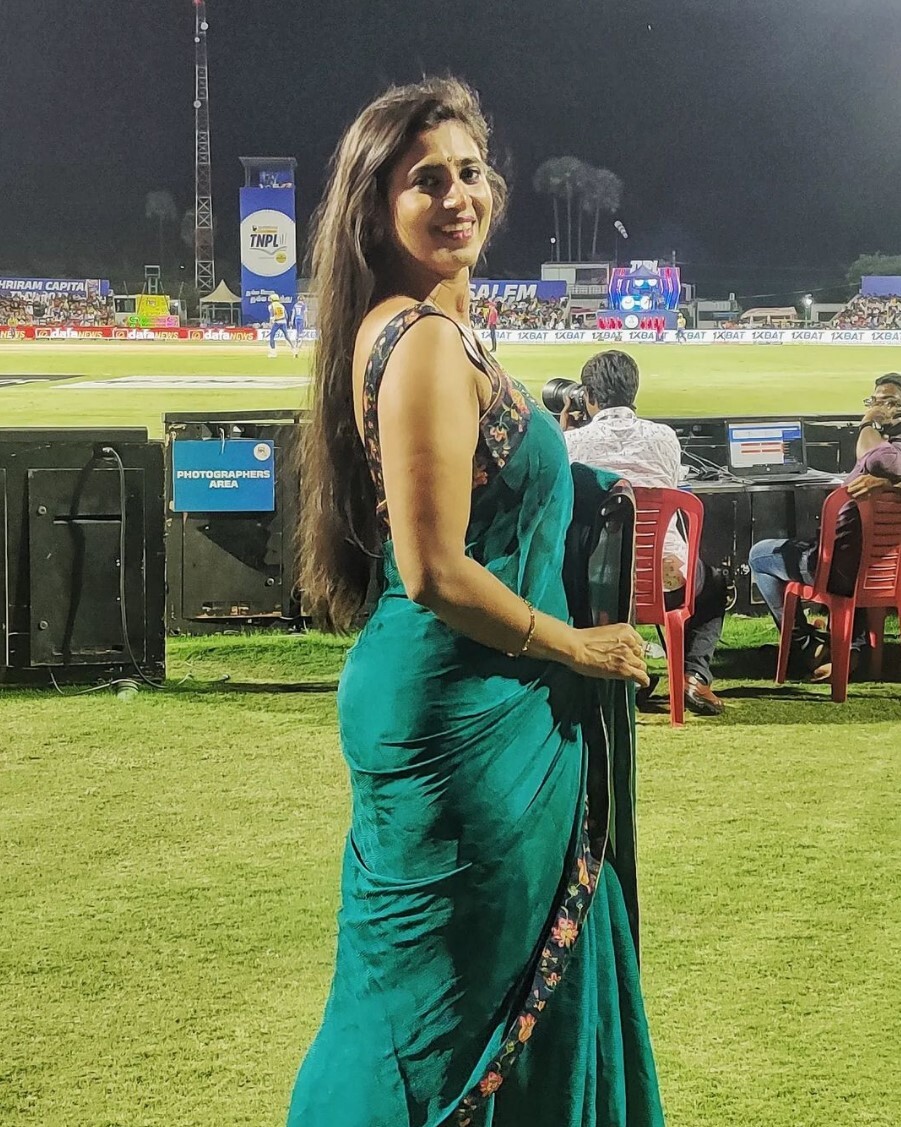 PHOTOS : வாவ்.. நம்ம கஸ்தூரியா இது! சைடு போஸில் சொக்கவைக்கும் அழகு ...