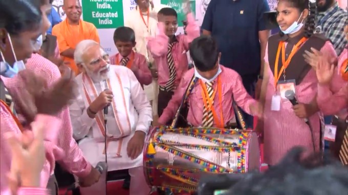 PM Modi Interaction With Children In Varanasi Photos: HD Images ...