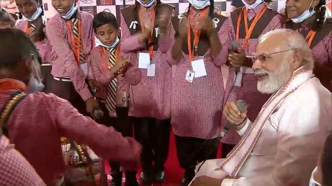 PM Modi Interaction With Children In Varanasi Photos: HD Images ...