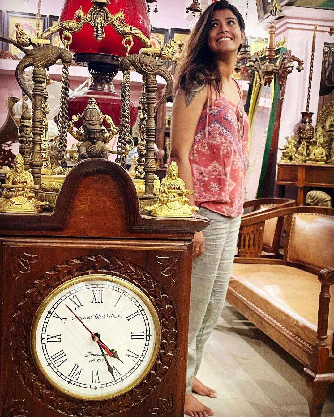 singer amrutha suresh simple look in antic shop goes viral, fans asks ...