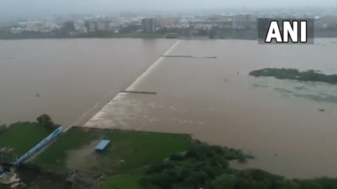 Water Level Rises At Tapi River In Surat Due To Heavy Rainfall Photos: HD Images, Pictures, News ...