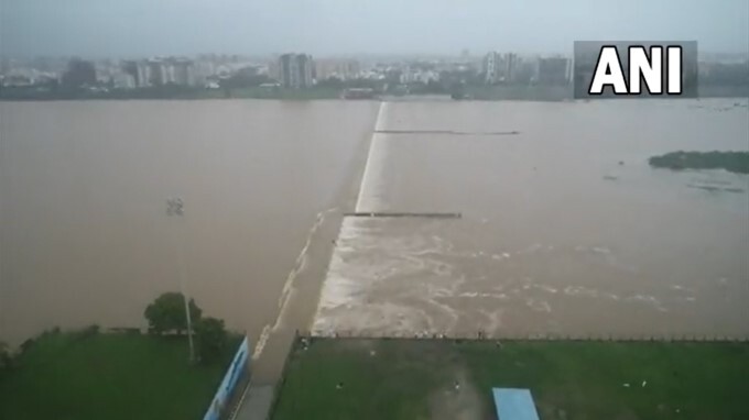 Water Level Rises At Tapi River In Surat Due To Heavy Rainfall Photos: HD Images, Pictures, News ...